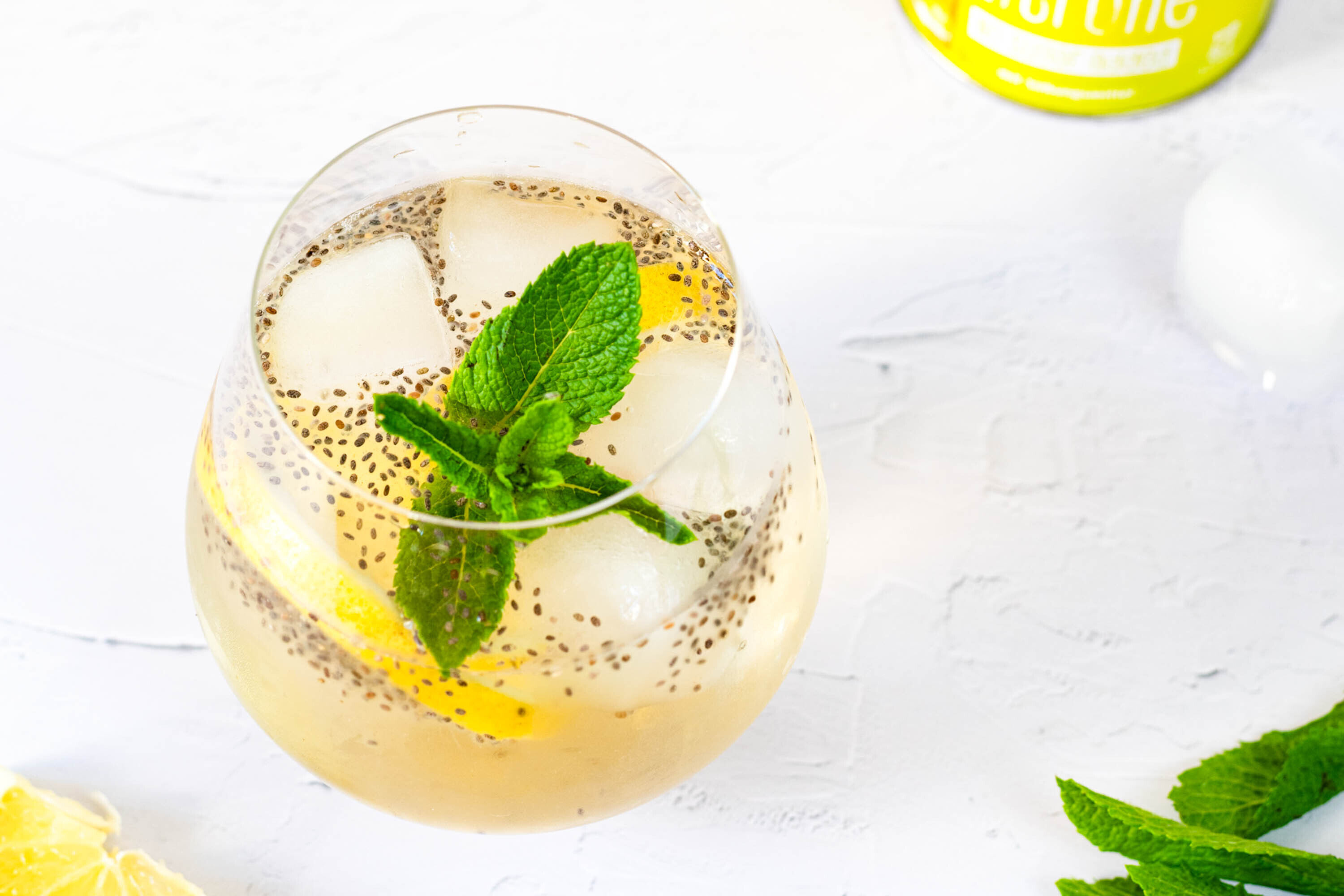 Erfrischender Eistee Zitrone mit Chiasamen | Nährstoffreiches Superfood